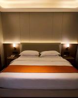 China Warm Neutral Hotel Guest Room Furniture Modern Custom Hotel Room Furniture Custom Sizes for sale