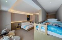 China Modern Homestay Furniture Warm Wood Guest Room Furniture Custom Sizes for sale