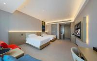 China Modern Homestay Furniture Warm Wood Guest Room Furniture Custom Sizes for sale