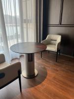 China Luxury Homestay Furniture Wood Veneer Bedroom Furniture Custom Colors for sale