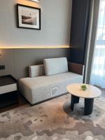 China Luxury Homestay Furniture Wood Veneer Bedroom Furniture Custom Colors for sale