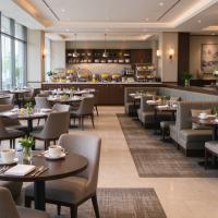 China Complete Hotel Restaurant Furniture Flexible Dining Table And 4 Chairs Custom Materials for sale