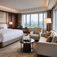 China Luxury Hotel Guest Room Furniture Contemporary Hotel Room Furniture Set Neutral Finishes for sale