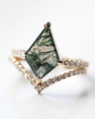 China Moss Agate Modern Prism Shape Engagement Ring Set For Women In Gold for sale
