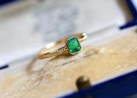 China 0.51ct Natural Green Emerald Ring , 18K Gold Diamond Ring for Wedding for sale