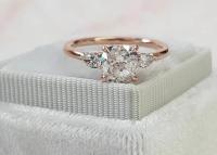 China Claw setting Cushion Cut Diamond Ring with 8×8mm 3 Stone OEM for sale