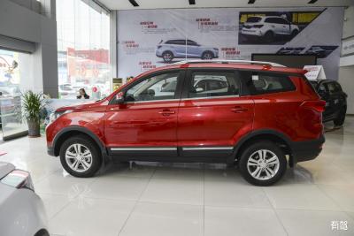 China Affordable Family Crossover Cars 7 Seats Gasoline Compact SUV BAIC Ruixiang X3 for sale