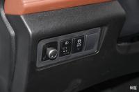China Practical 7 Seater Petrol Cars Daily Use 7 Seats SUV 5 Gear Manual Shift for sale