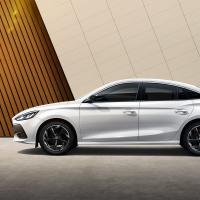 China E-mark Sedan MG5 Car 180km/h Speed 6L/100km Consumption Safe Airbags 2680mm Wheelbase for sale