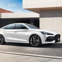 China E-mark Sedan MG5 Car 180km/h Speed 6L/100km Consumption Safe Airbags 2680mm Wheelbase for sale