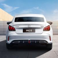 China E-mark Sedan MG5 Car 180km/h Speed 6L/100km Consumption Safe Airbags 2680mm Wheelbase for sale