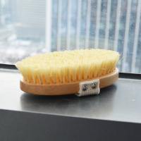 China Sisal Bristle Dry Body Brush for Exfoliating Cellulite and Massaging Dry Skin in Wood Color for sale