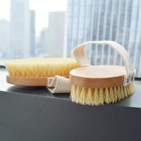 China Sisal Bristle Dry Body Brush for Exfoliating Cellulite and Massaging Dry Skin in Wood Color for sale