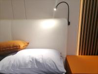 China Aluminum IRON Wall Mounted Reading Light with USB 2A Charger and Longer Lifespan for sale