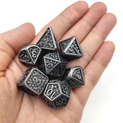 China Tabletop Games Antiwear Durable Liquid Filled Dice Set Glow In The Dark Dice for sale