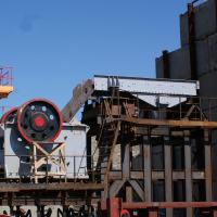 China Continuous Smooth Vibration Ore Vibrating Feeder 700 TPH for sale