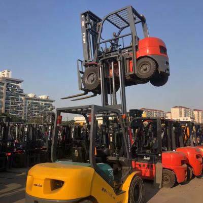 China 2012 Komatsu FD30 FD25 Container Forklift with Diesel Engine in Top Working Condition for sale