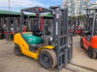 China Used Komatsu FD30 3T Diesel Mini Forklift with Overall Dimensions 2.6*1.2*2.8 in Japan for sale