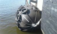 China Easy Installation Pneumatic Rubber Fender Anti Collision For Mooring for sale