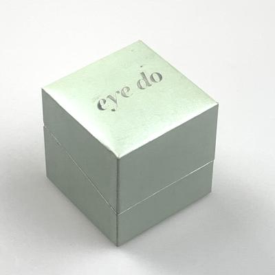 China Luxury Ring Paper Box Shiny Green Slanted Opening Iridescent Jewelry Packaging for sale