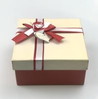 China Shiny Iridescent Paper Gift Packaging Box Matt Varnish Pantone Color Printing for sale