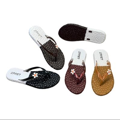 China PVC Women Sporty Thongs With Daisy Charm And Pebble Texture Two-tone Sole for sale