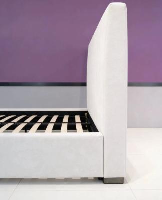 China Minimalist Cream Upholstered Platform Bed with Tall Headboard for sale