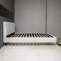 China Modern Minimalist White Upholstered Metal-Leg Solid Wood Slat Chinese-Made Double Bed for sale