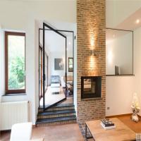 China Black Anodized Frame Aluminum Pivot Door Horizontal Middle Turning for sale