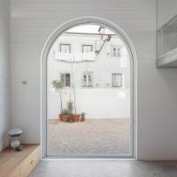 China ODM Aluminum Interior Pivot Doors Black Aluminum With Round Top for sale