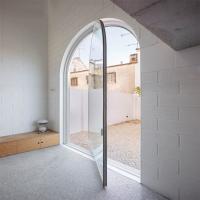 China ODM Aluminum Interior Pivot Doors Black Aluminum With Round Top for sale