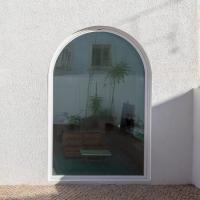 China ODM Aluminum Interior Pivot Doors Black Aluminum With Round Top for sale
