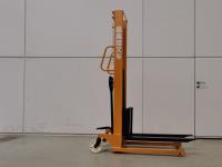 China Small Manual Hydraulic Fork Stacker 1 Ton 2 Tons Lifting And Transporting Truck for sale