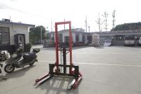 China Garment Shops 1T 3T 1.6 Meters Hand Lift Stacker Height Truck Manual for sale