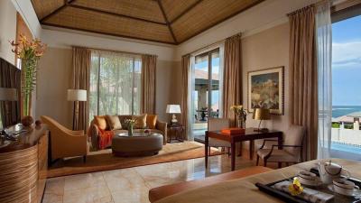 China OEM/ODM Custom solid wood frame Elegant luxury Living Room Modern Furniture Collection Sets for Villa for sale