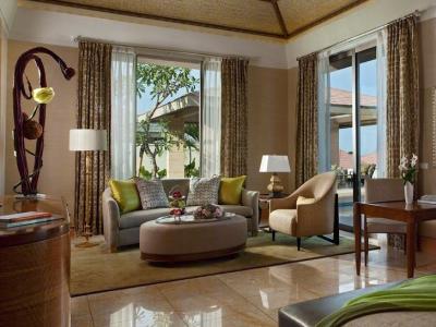 China Customized Luxury Villa Furniture Ash Wood Restaurant Tables And Chairs Waterproof for sale