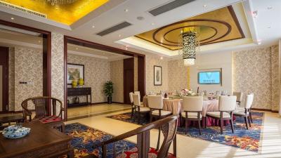 China OEM/ODM Customized Luxury Commercial Furniture Collection with Solid Wood for Hotel, Villa, Resort, Apartment, Bar and Restaurant for sale