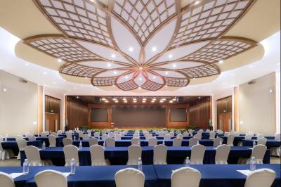 China OEM/ODM Customized Elegant High End Hotel Furniture with Solid Wood Collection for Commercial Club for sale