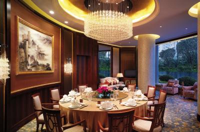 China OEM/ODM Custom Elegant Solid Wood Frame Desk and Chair Collection Solution Set for Dining Rooms for sale
