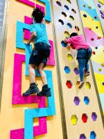 China Easy Installation Kids Climbing Wall Customizable Multi Color for sale