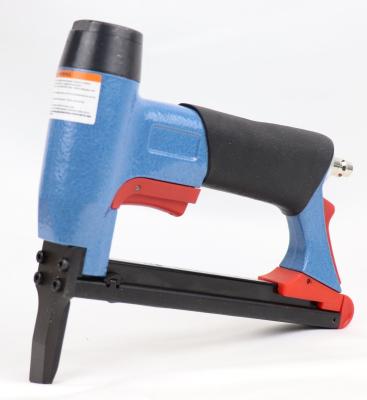 China Pneumatic Long Nose Staple Gun 22 Gauge for Upholstery Furniture 7116L 60-100psi for sale