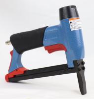 China Pneumatic Long Nose Staple Gun 22 Gauge for Upholstery Furniture 7116L 60-100psi for sale