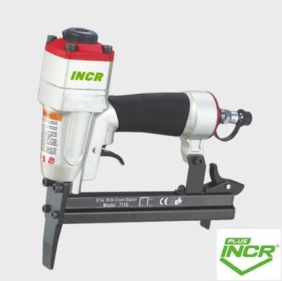 China Heavy Duty 22 Gauge Fine Crown Air Pneumatic Staple Gun 7116 Long Nose for Furniture Upholstery for sale