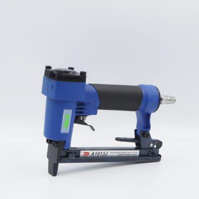 China Customized Fine Crown Pneumatic Staple Gun 1013J 20 Gauge 60-100 PSI for Furniture Decoration for sale