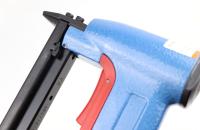China 21 Gauge Fine Crown Air Stapler 8016 Short Nose Staple Gun 60-100psi for sale