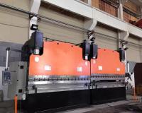China Hydraulic CNC Tandem 200 Ton Press Brake 3200mm x 6400mm Capacity with DELEM Control Systems for sale