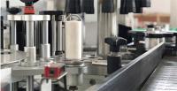 China 15000bph OPP Bottle Sticker Labeling Machine Wrap Around Adhesive for sale