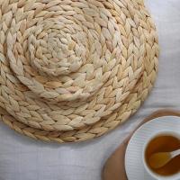 China Natural Water Hyacinth Round Braided Placemats 25cm Heat Resistant Woven Table Mats for sale