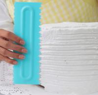 China Plastic Cake Scrapers Set 21.8cm Sawtooth Scraper Polisher Butter Cream Icing Smoother DIY Tool for sale