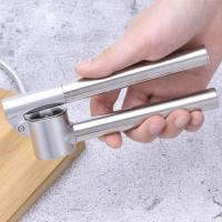 China 304 Stainless Steel Garlic Press Mincer with Peeler Set 10.5cm Ergonomic Handle for sale